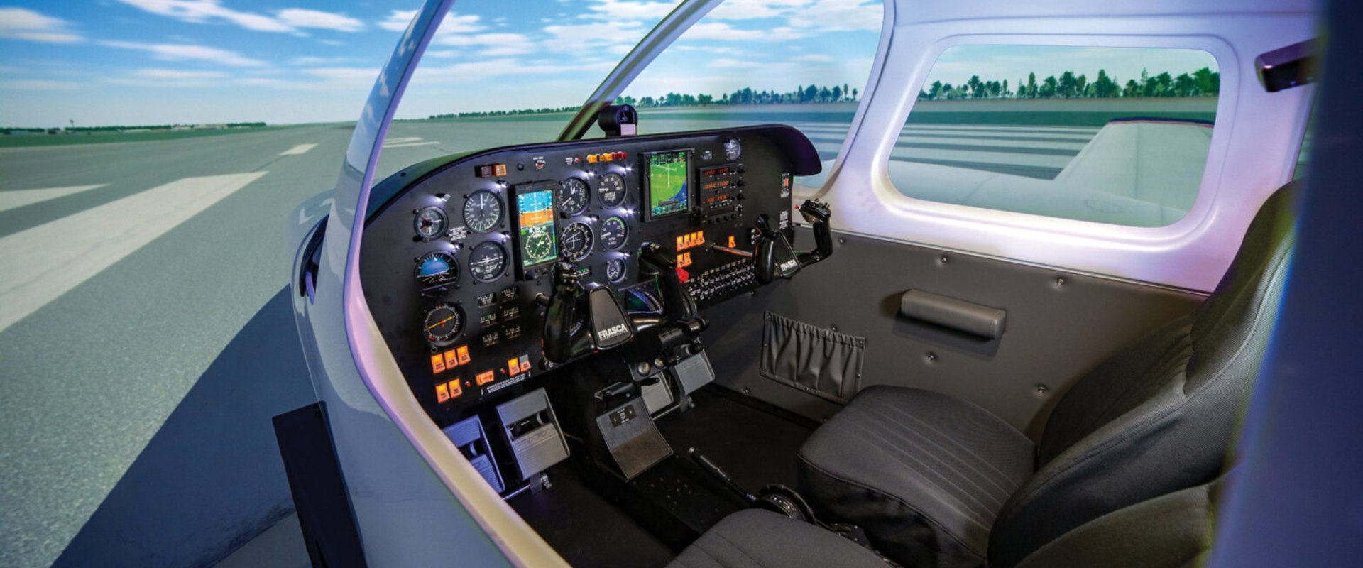 Are there any flight simulators available for private pilot training?